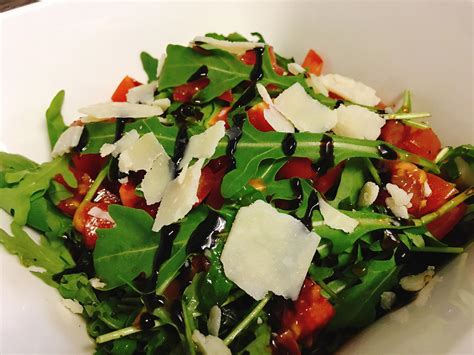Rucola Salat Mit Tomaten Und Himbeer Balsamico Rezept