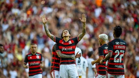 AJUDAR O FLAMENGO SEMPRE COMEMORA PEDRO APÓS MARCAR EM VITÓRIA CONTA