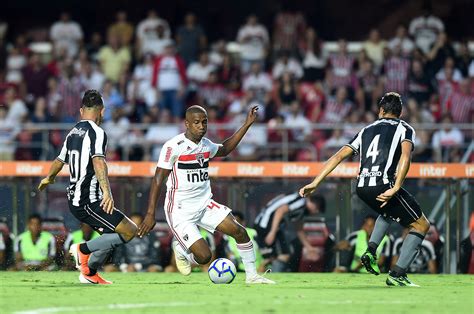 Fã de Pato Toró celebra estreia e promete deixar o sangue pelo São