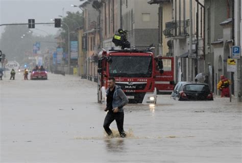 Maltempo Nord Italia è ancora allerta allarme rosso in Veneto A
