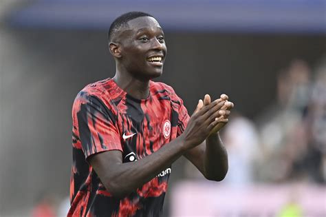 Mercato LEintracht Francfort OK Pour La Signature De Randal Kolo