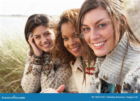 Trois Jeunes Filles S Asseyant En Dunes De Sable Photo Stock Image Du