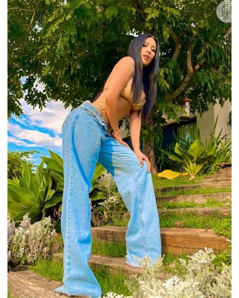 Foto Simaria valoriza corpo biquíni e calça jeans cós dobrado