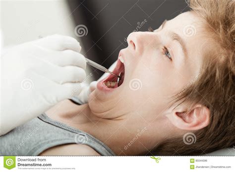 Exame Novo Dos Dentes Do Menino Por Um Dentista Foto De Stock Imagem