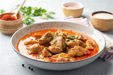 Rețetă papricaș de pui Poate fi servit cu mămăligă sau cartofi natur