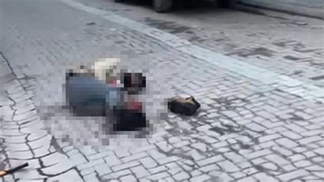 Zeytinburnu nda baltalı dehşet Arkadaşının başını kesip balkondan atladı