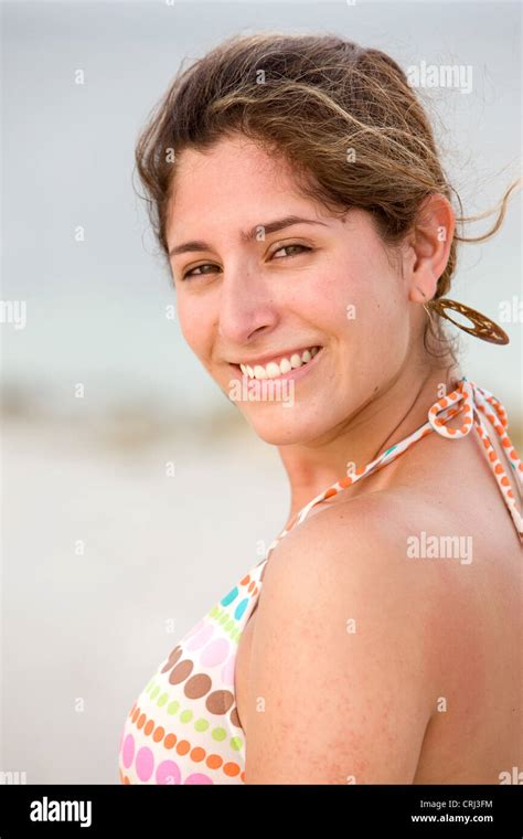 schöne junge Frau im Bikini am Strand Stockfotografie Alamy