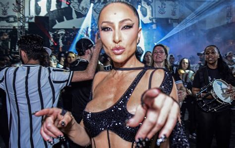 Sabrina Sato surpreende look icônico nude e fio dental em