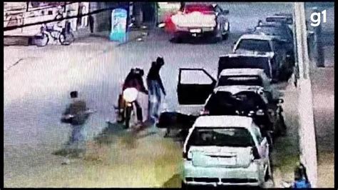 Vídeo Câmera de segurança flagra assassinato em São João Evangelista