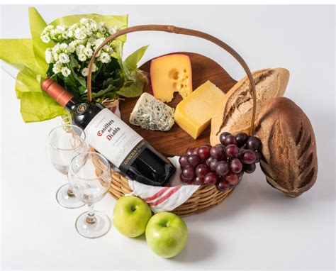 Cesta de Frutas Queijos Pães Vinho e Flores Isabela Flores