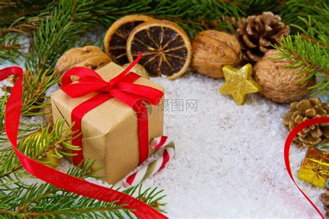 圣诞贺卡圣诞礼物和坚果还有雪地背高清图片下载 正版图片503292533 摄图网