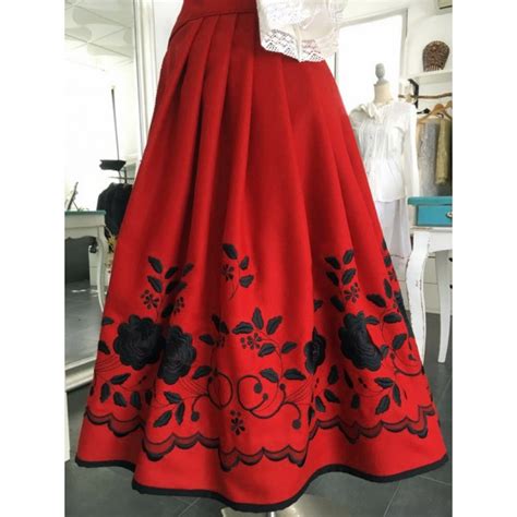Falda Bordada Modelo Rosas DRN