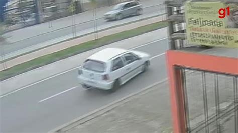 Câmera de segurança registra momento em que carro atinge e mata