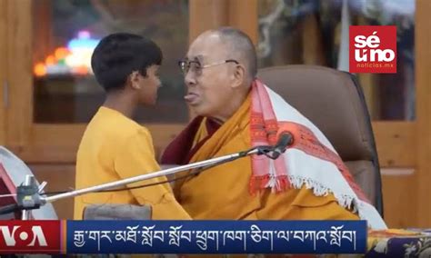 Dalai Lama besa a niño y le pide que le chupe la lengua