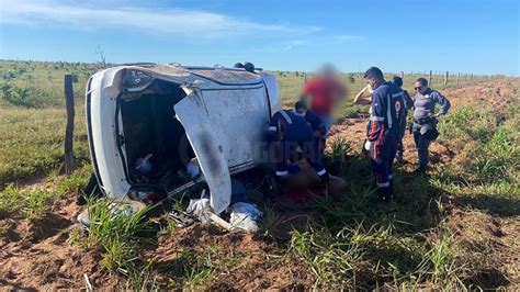 Carro capota várias vezes e duas pessoas ficam feridas CGN O maior