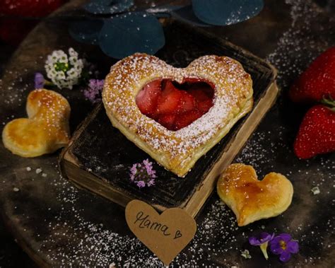 Blätterteig Herzen mit Nutella und Erdbeeren