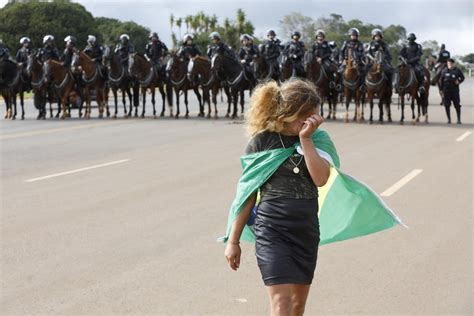 Exército desmonta barracas de acampamento golpista em Brasília e