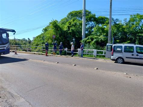 Tráfego em meia pista na Ponte Borges de Medeiros em Alegrete