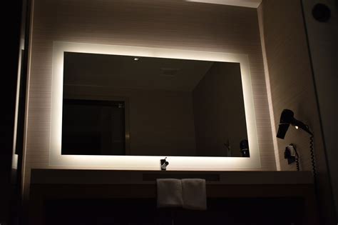 Jak oświetlić lustro w łazience MSLED