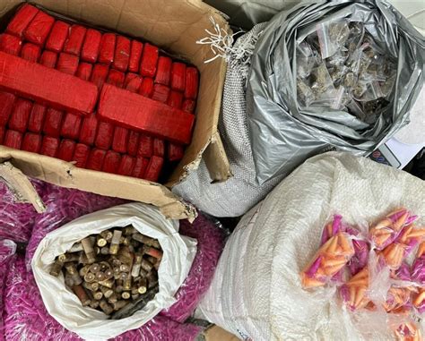Mais De Kg De Maconha E Mil Pinos Para Coca Na S O Apreendidos