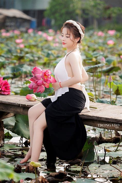 Full 30 Ảnh Áo Yếm Sexy Thả Rông Bên Hồ Sen Cực Đẹp anhgaixinh fan