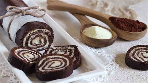 Roulé bicolore au cacao et au lait concentré un dessert gourmand et