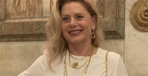 Aos 67 anos Vera Fischer posa de maiô e revela corpo perfeito