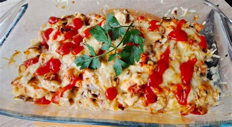 Zapiekanka ziemniaczana z pieczarkami boczkiem kiełbasą i serem