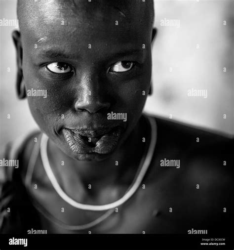 Retrato De Una Joven Mujer De La Tribu Mursi Con Labio Ampliada En Mago