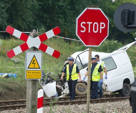 Tragiczny wypadek w Łódzkiem pociąg zderzył się z busem 9 osób nie