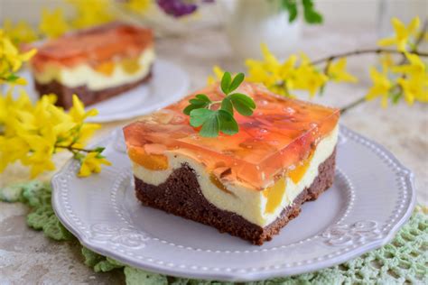 Kolorowe ciasto serowe z brzoskwiniami i galaretką przepis