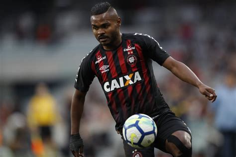 Nik O Oferecido Ao Atl Tico Mg Nome Agrada Mas Sa Da Do Athletico
