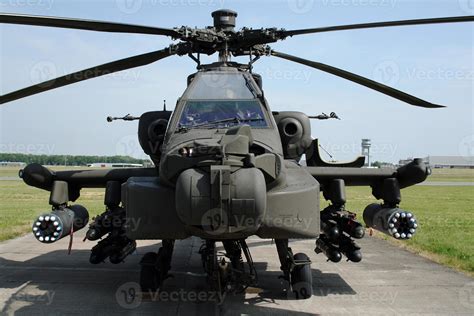 un helicóptero militar ah 64 apache longbow en el suelo 771465 Foto de