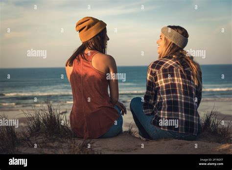 Deux filles sur la plage Banque de photographies et dimages à haute
