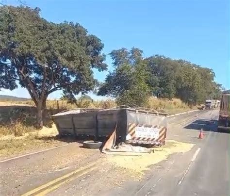 Vagão de carreta tomba e carga de soja fica espalhada na BR 364 veja