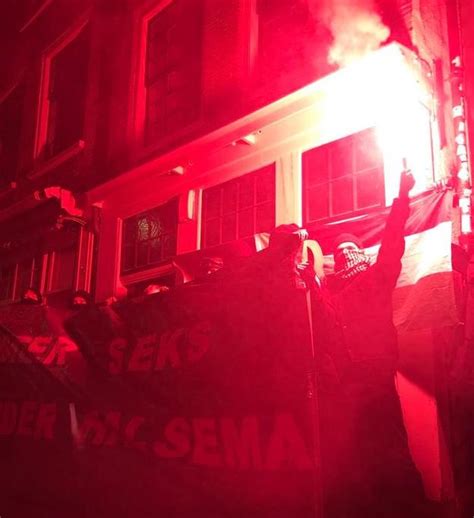 Attivisti Occupano Vetrine Delle Sex Worker Ad Amsterdam Stop Alla