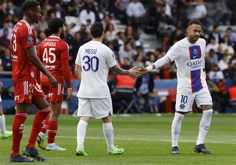 PSG Beats Brest 1 0 To Go On Top Of Ligue 1 Neymar Scores From Messis