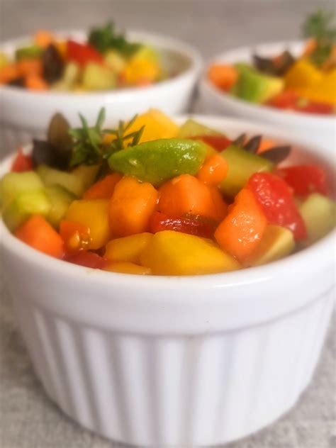 Sałatka z mango awokado ogórkiem i pomidorami cherry przepis