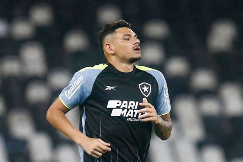 Botafogo acerta renovação de contrato Tiquinho Soares