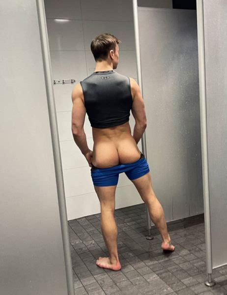 Macho Ensenando El Culo En Las Duchas My Own Private Locker Room