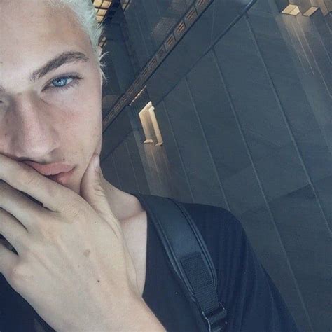 62 Best Selfie Poses For Guys To Copy Right Now Fashion Hombre