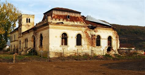 Lăsat de izbeliște și scos de pe lista monumentelor istorice castelul
