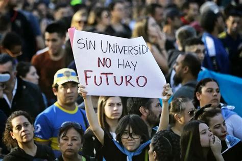 La Jornada Marchan cientos de miles en defensa de la educación