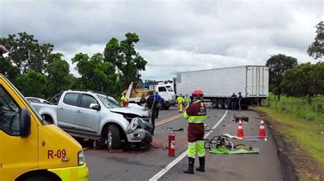 Colisão frontal entre caminhonete e caminhão deixa um morto em rodovia