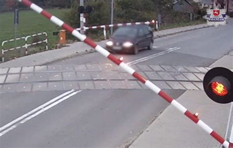 O krok od tragedii na przejeździe kolejowym wideo Lublin112 pl