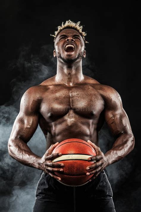 Retrato Del Deportista Afroamericano Jugador De Básquet Con Una Bola