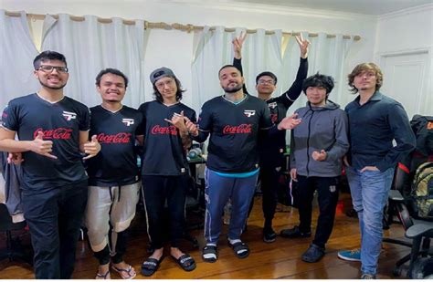 Jogadores e técnicos da Pain Gaming após vitória na semifinal do CBLOL