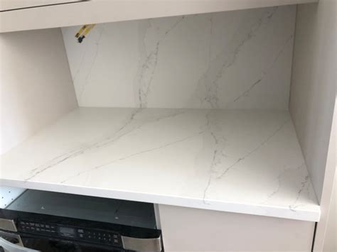 Silestone Eternal Gold Calacatta Suede Finish Moderno Cucina