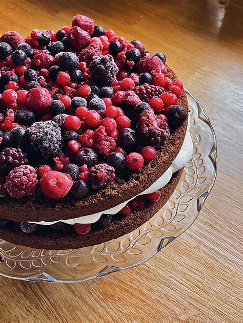 Naked Cake Mit Beeren Mascarponecreme Und Schokoladenganache