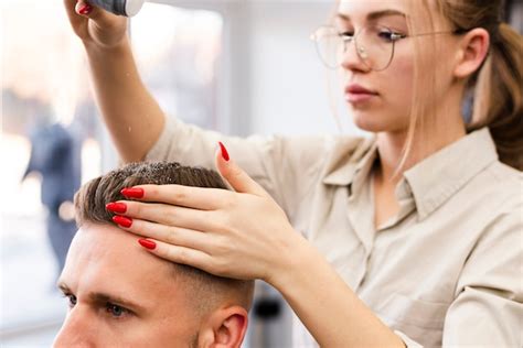 Femme Donnant Une Coupe De Cheveux Un Client Au Salon Photo Gratuite
